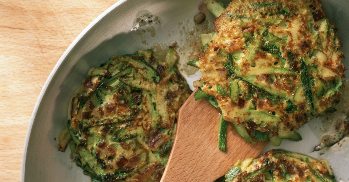 Zucchini-Puffer Rezept | EAT SMARTER