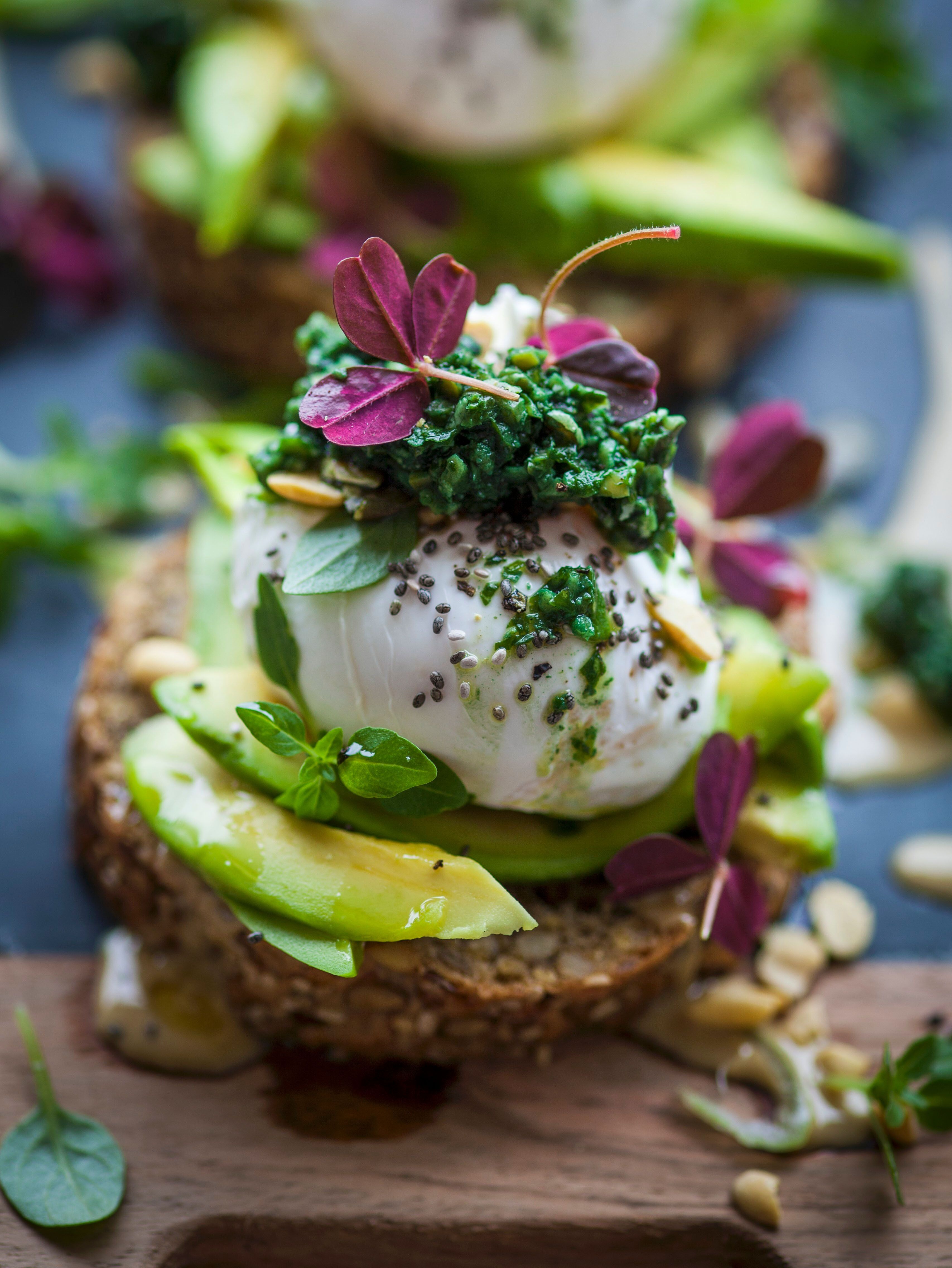 Brot mit Avocado und Ei Rezept | EAT SMARTER