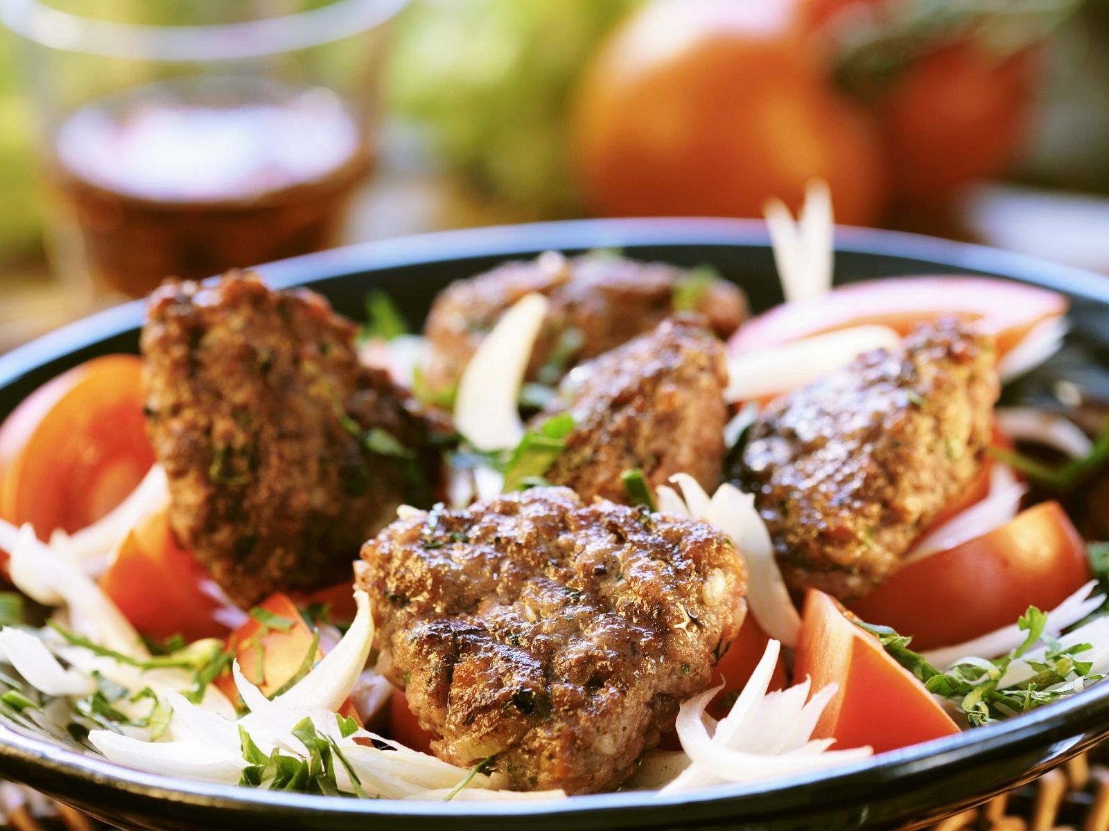 Buletten auf Zwiebel-Tomaten-Salat Rezept | EAT SMARTER