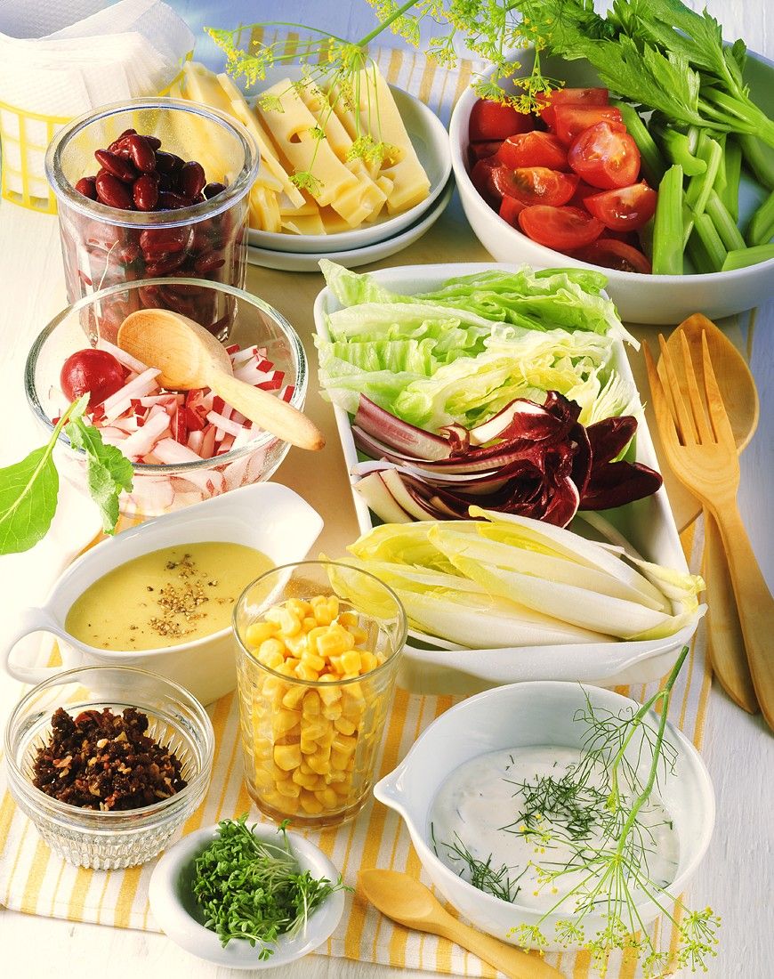 Buntes Salatbuffet mit Saucen Rezept | EAT SMARTER