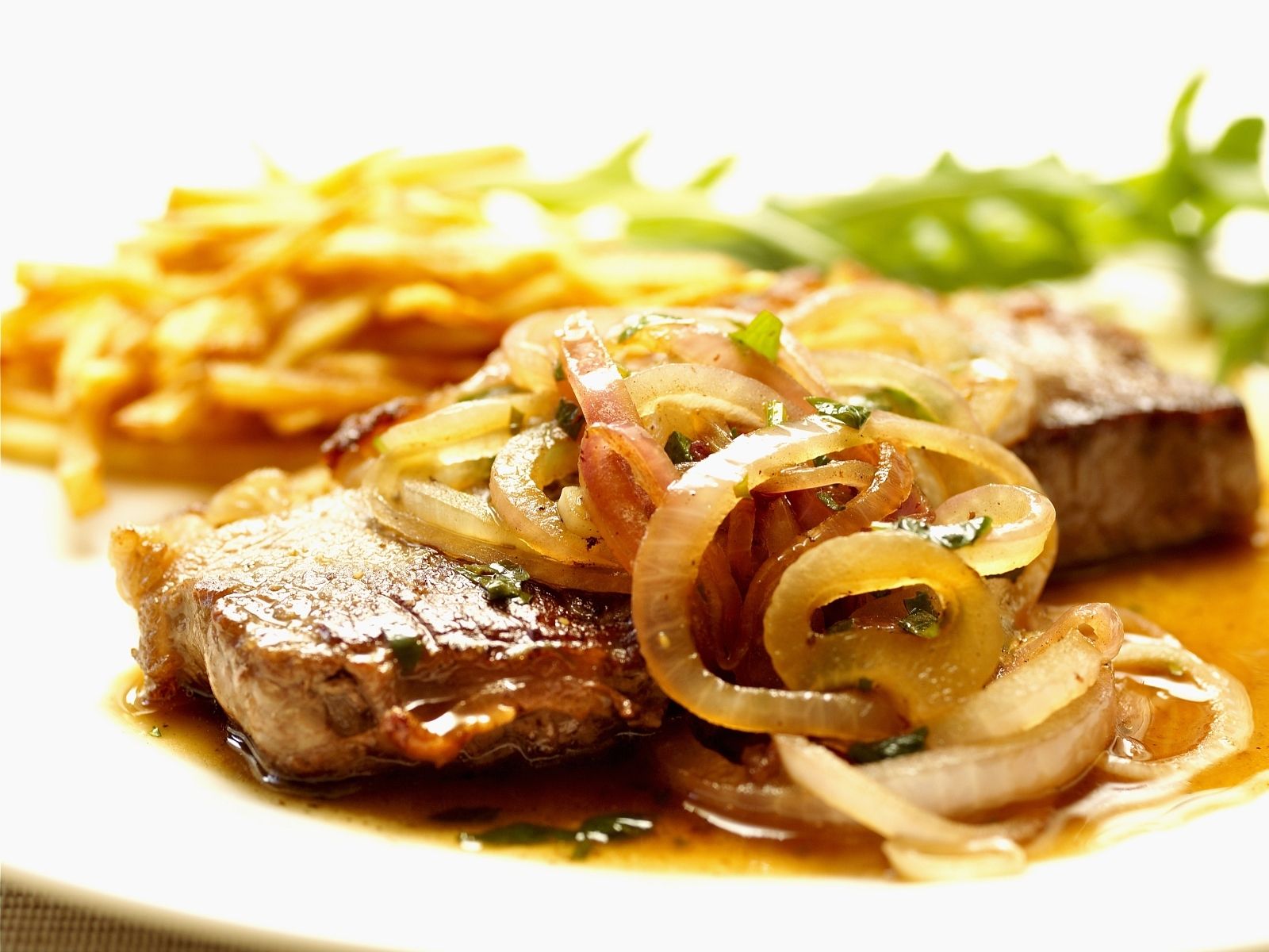 Entrecote mit Zwiebelgemüse Rezept | EAT SMARTER