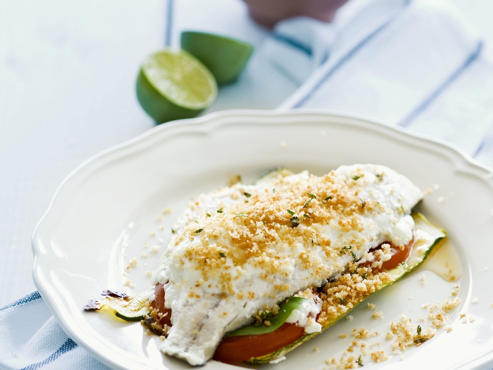 Fischfilet mit Gemüse und Bröseln überbacken Rezept | EAT SMARTER