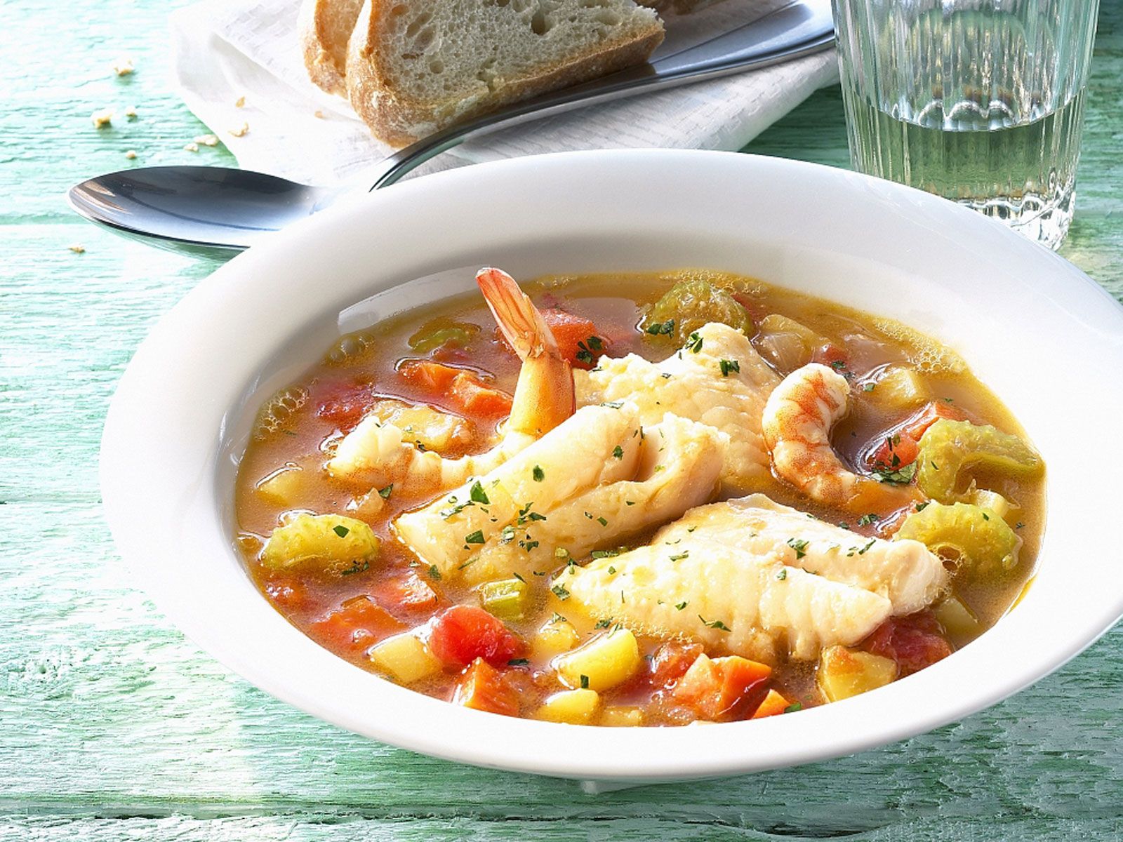Fischsuppe mit Shrimps und Gemüse Rezept | EAT SMARTER