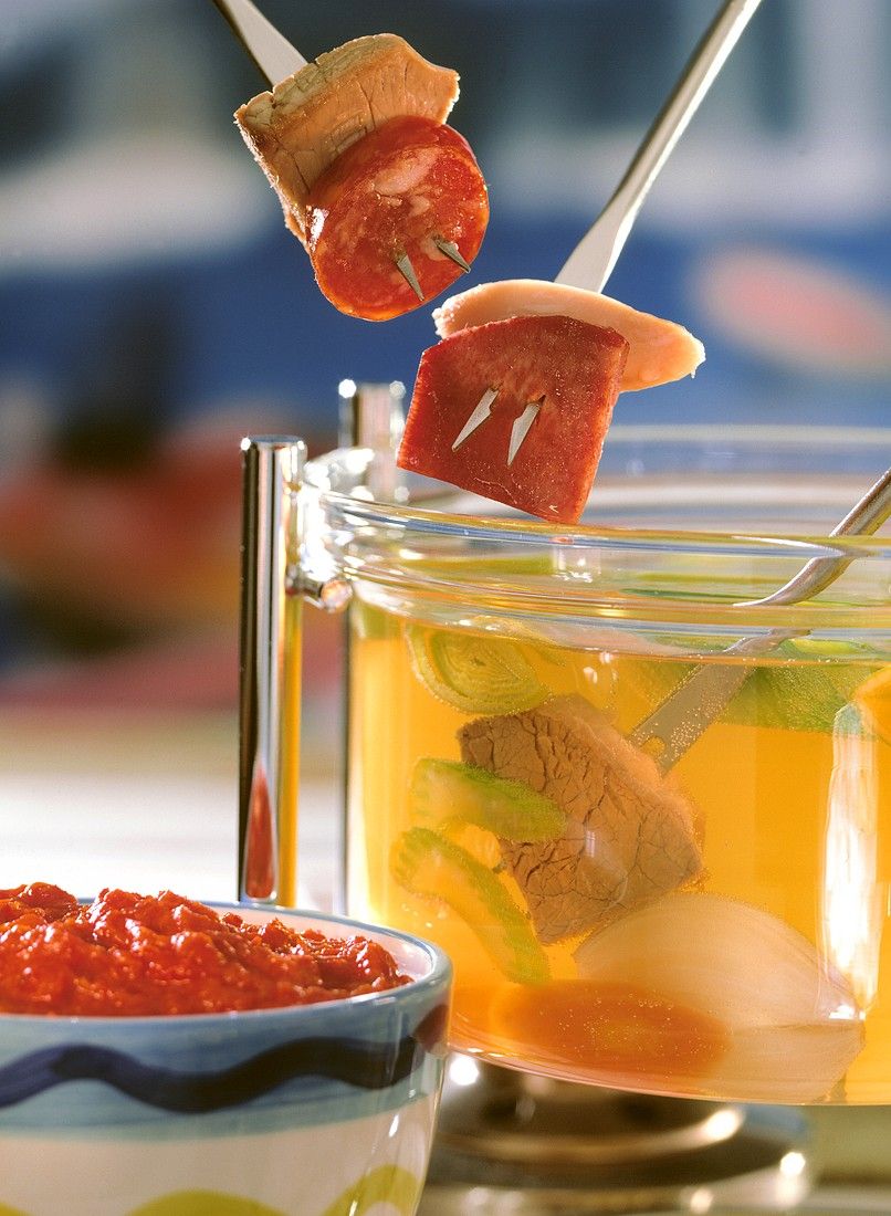 Fleischfondue mit Brühe Rezept | EAT SMARTER