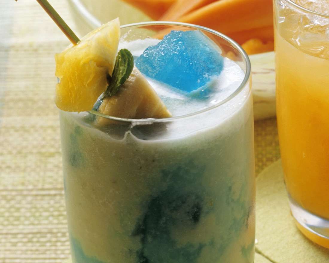 Fruchtcocktail mit Wodka Rezept | EAT SMARTER