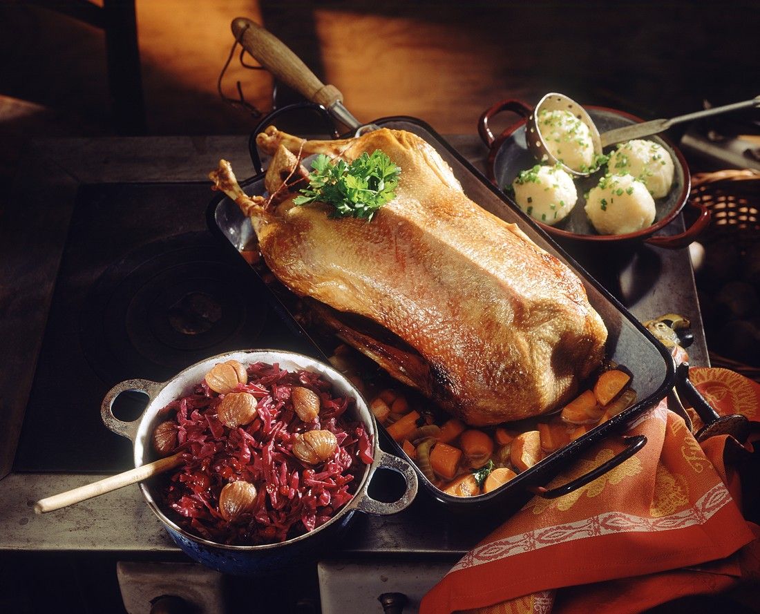 Gänsebraten mit Beilagen Rezept | EAT SMARTER