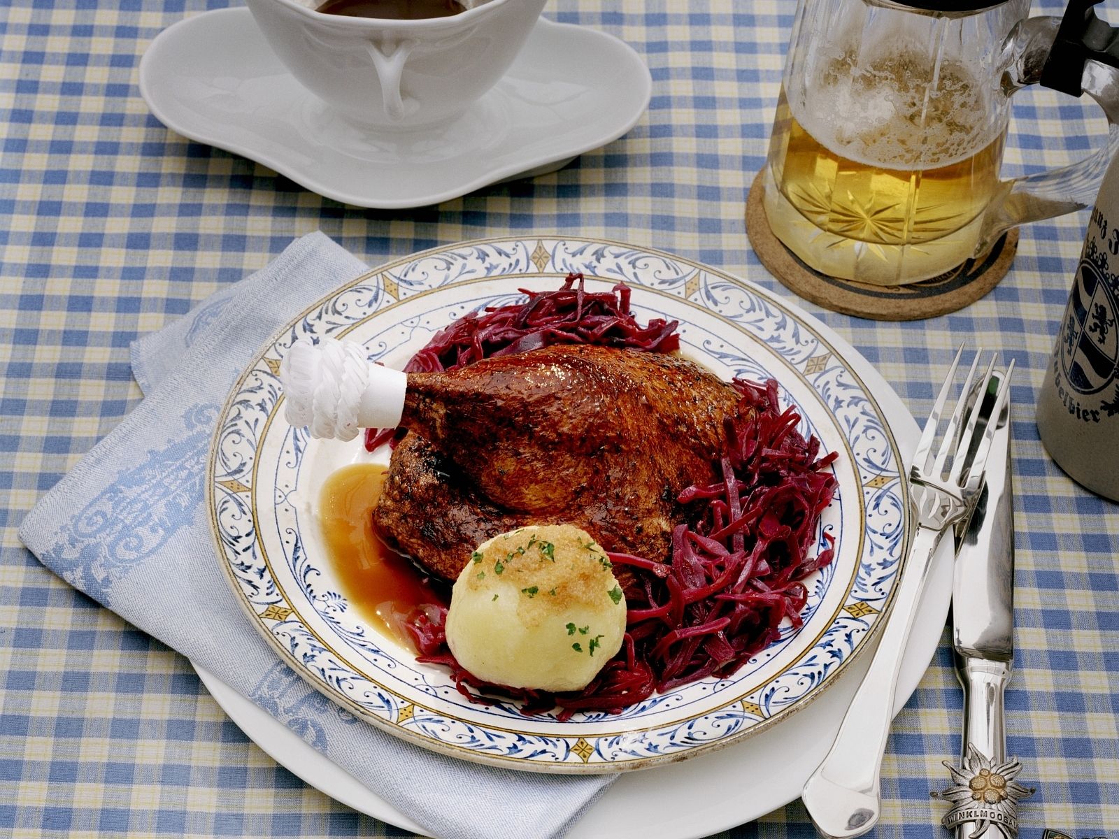 Gänseschlegel mit Knödel und Rotkraut Rezept | EAT SMARTER