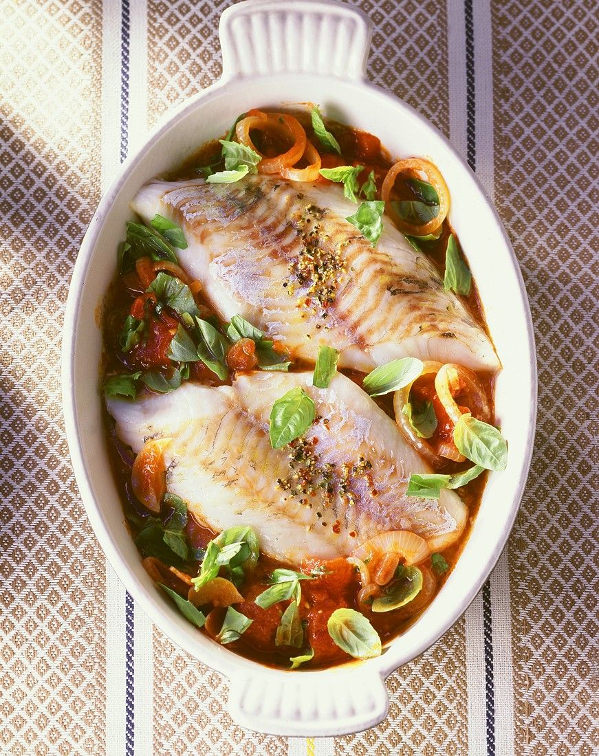 Gebackener Zander mit Tomatensauce Rezept | EAT SMARTER