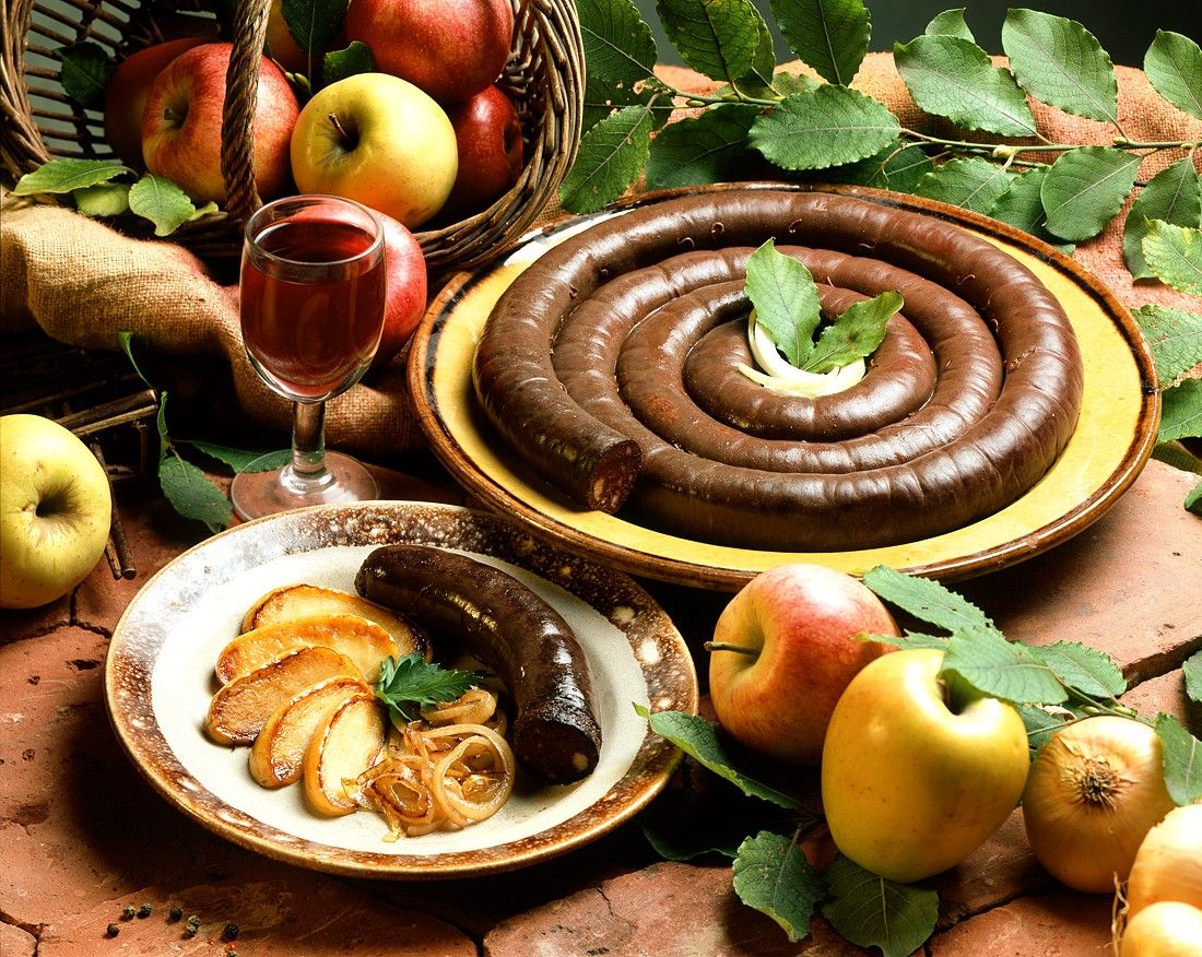 Gebratene Blutwurst mit Zwiebeln und Apfel Rezept | EAT SMARTER