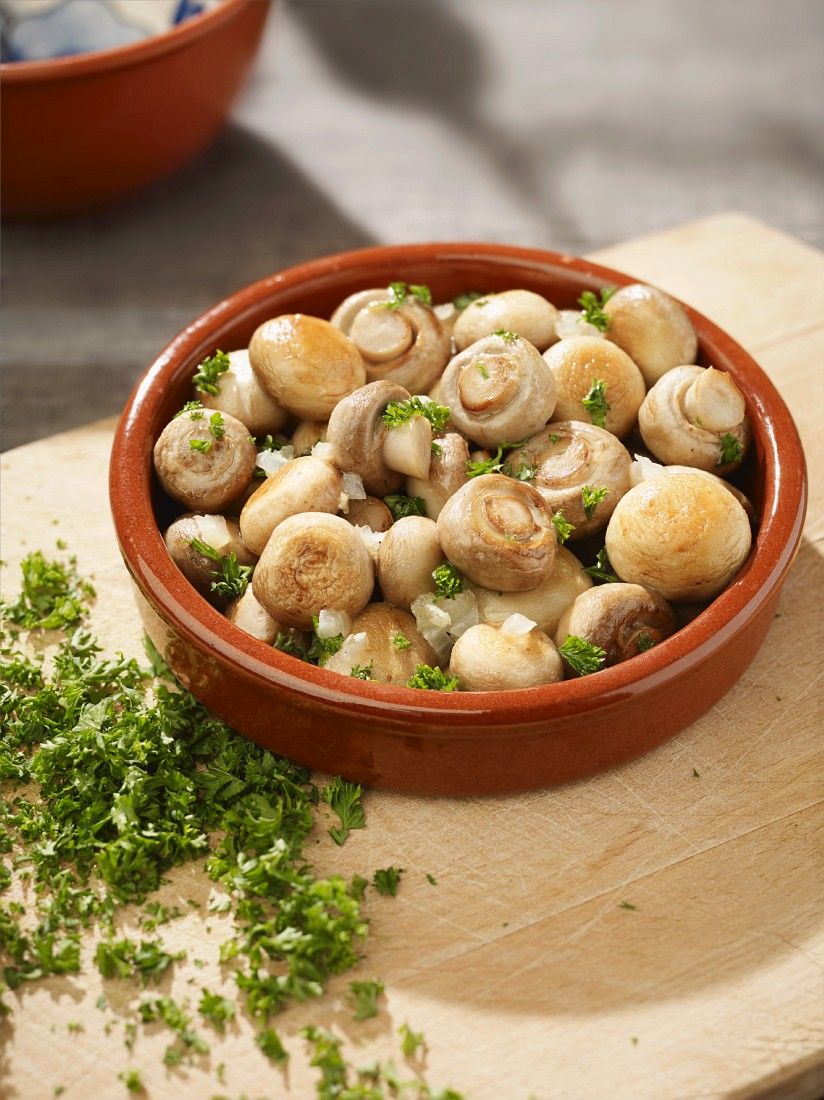Gebratene Champignons mit Zwiebeln Rezept | EAT SMARTER