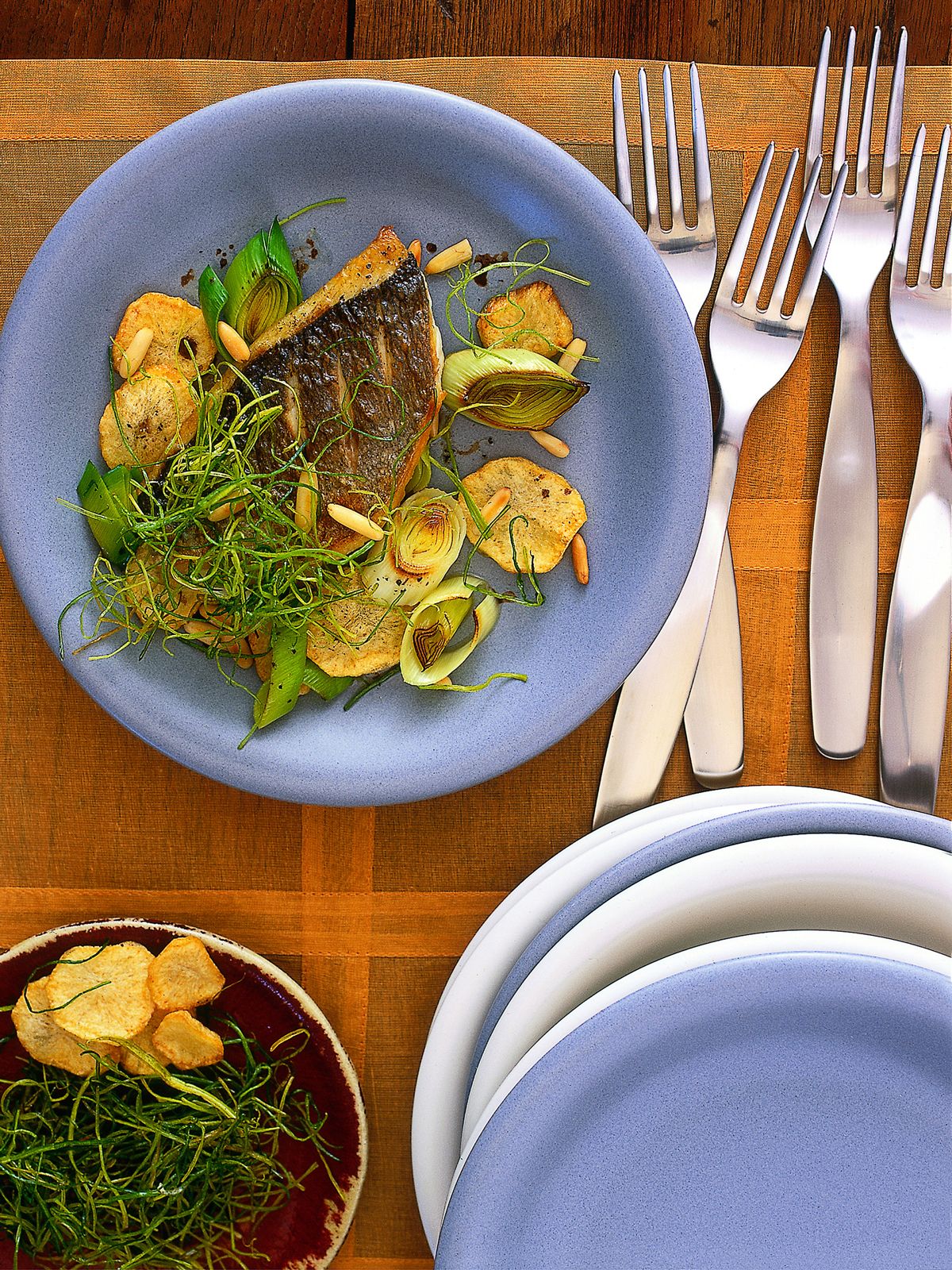 Gebratenes Doradenfilet mit Kartoffeln und Lauch Rezept | EAT SMARTER