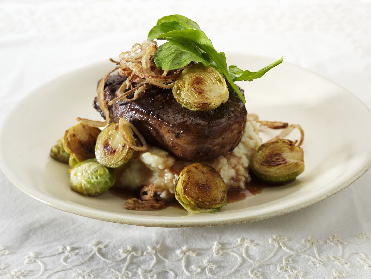 Gebratenes Rinderfilet mit Kartoffelbrei und Rosenkohl Rezept | EAT SMARTER