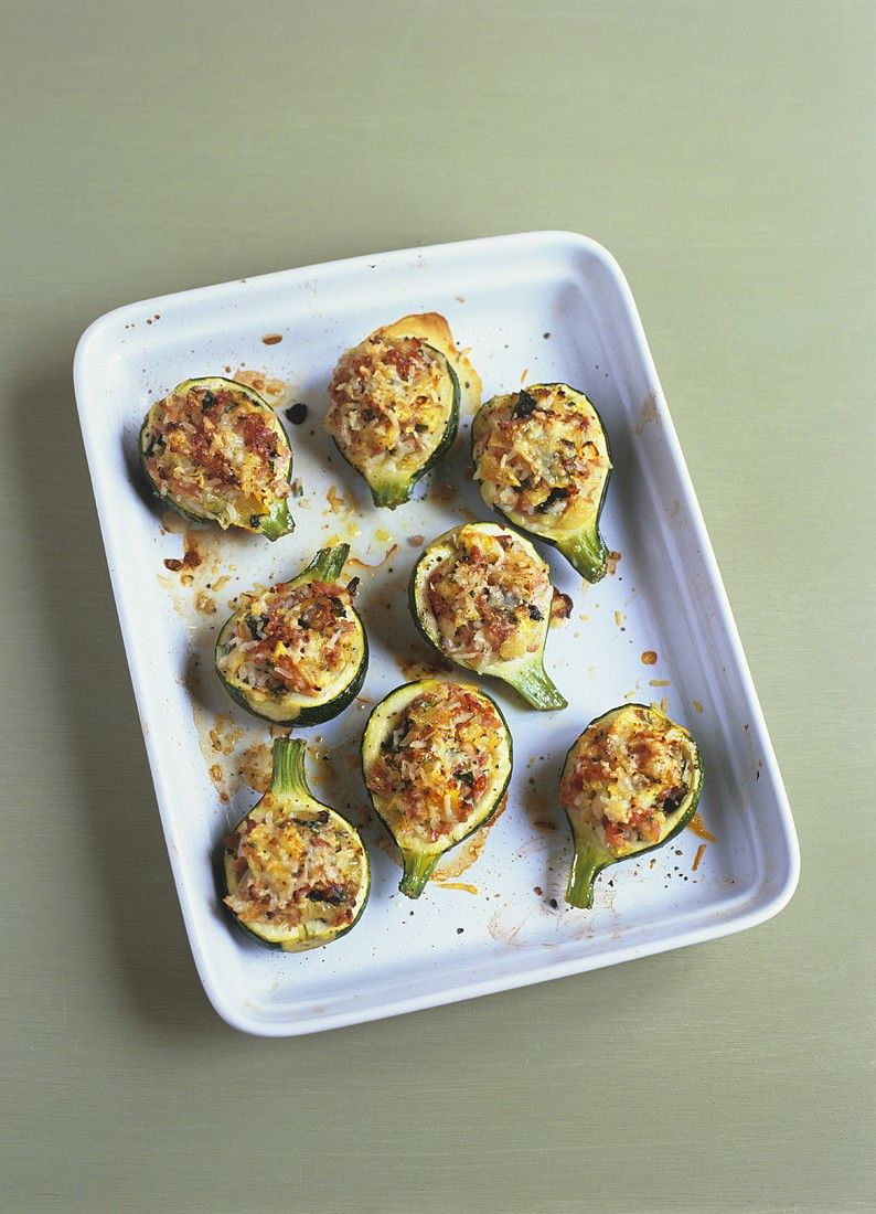 Gefüllte runde Zucchini Rezept | EAT SMARTER