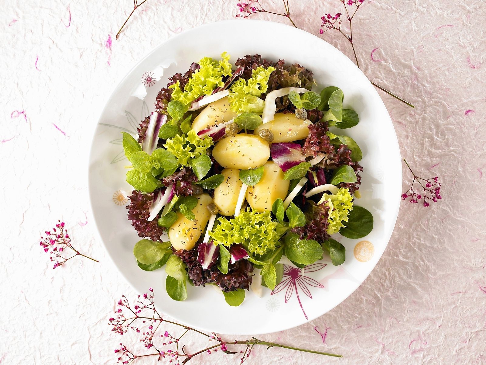 Gemischter Blattsalat mit Frühkartoffeln Rezept | EAT SMARTER