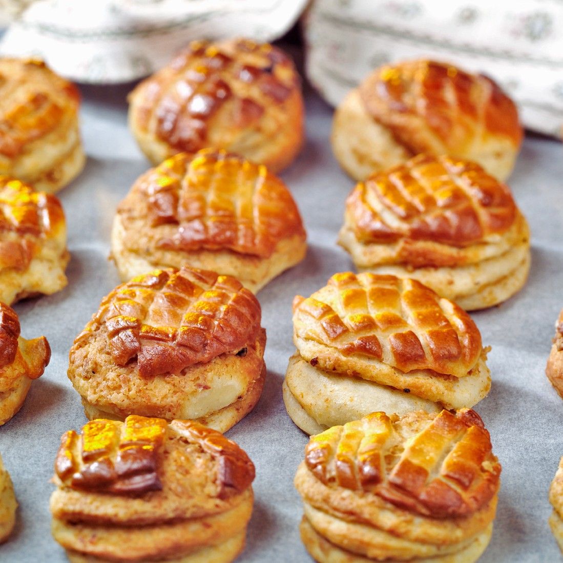 Grieben-Hefegebäck Rezept | EAT SMARTER