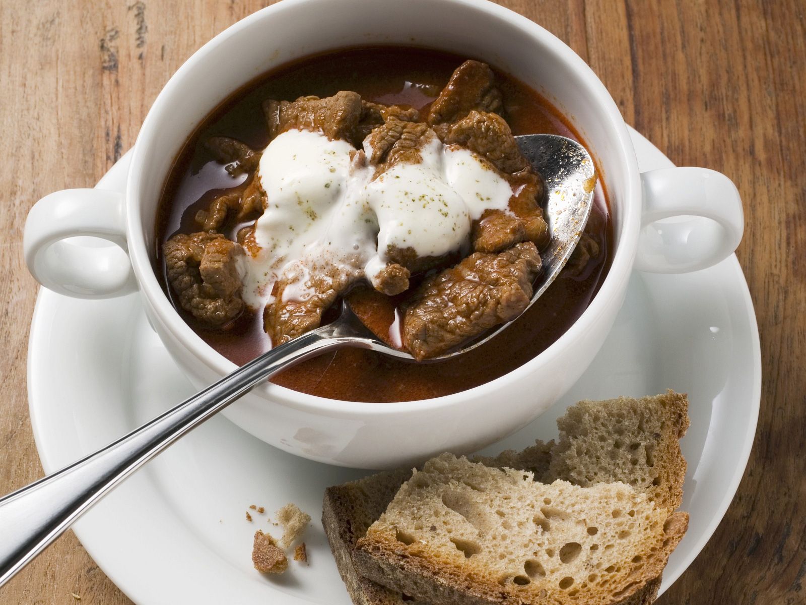 Gulaschsuppe mit Schmand und Brot Rezept | EAT SMARTER