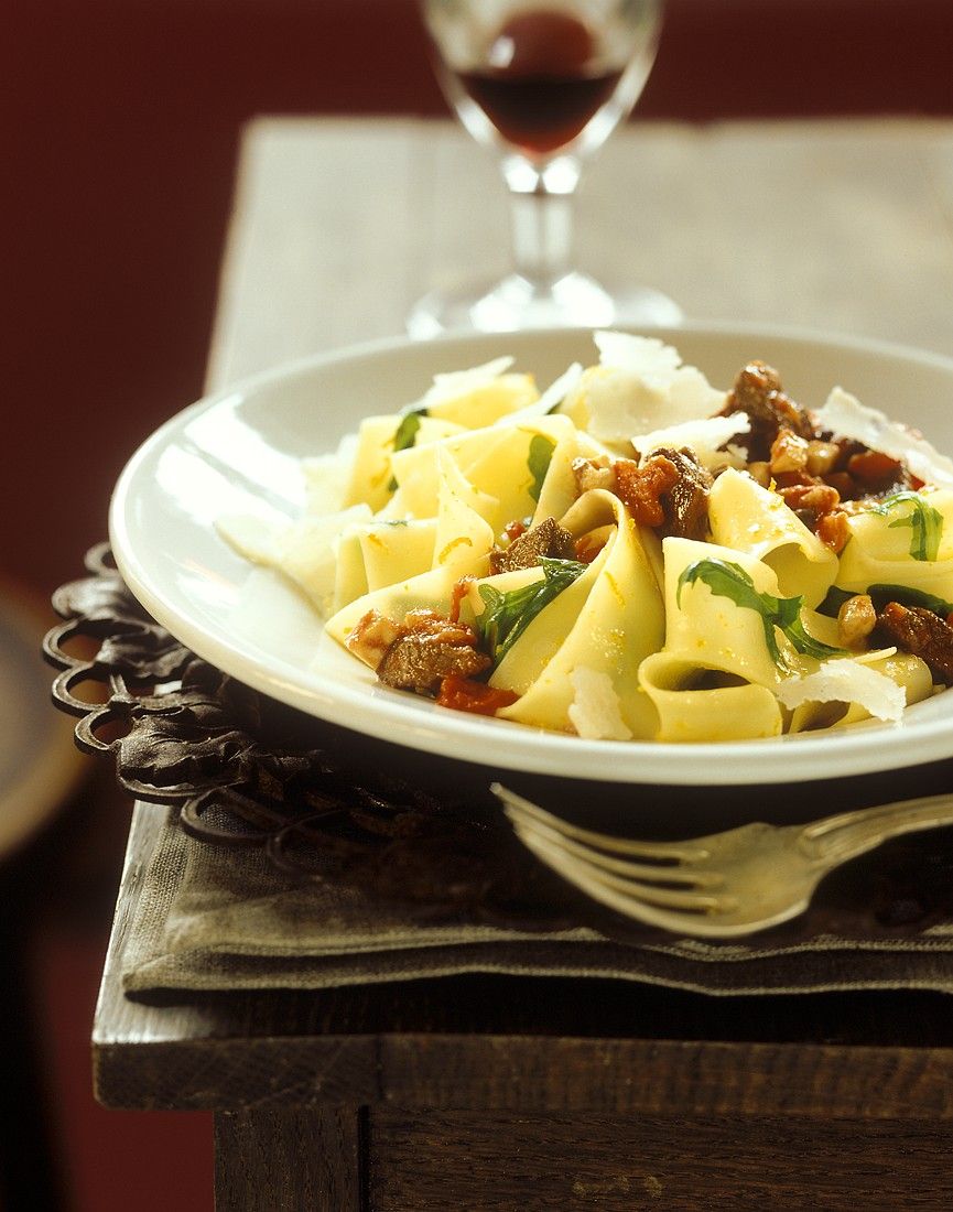 Hirschragout mit breiten Nudeln Rezept | EAT SMARTER