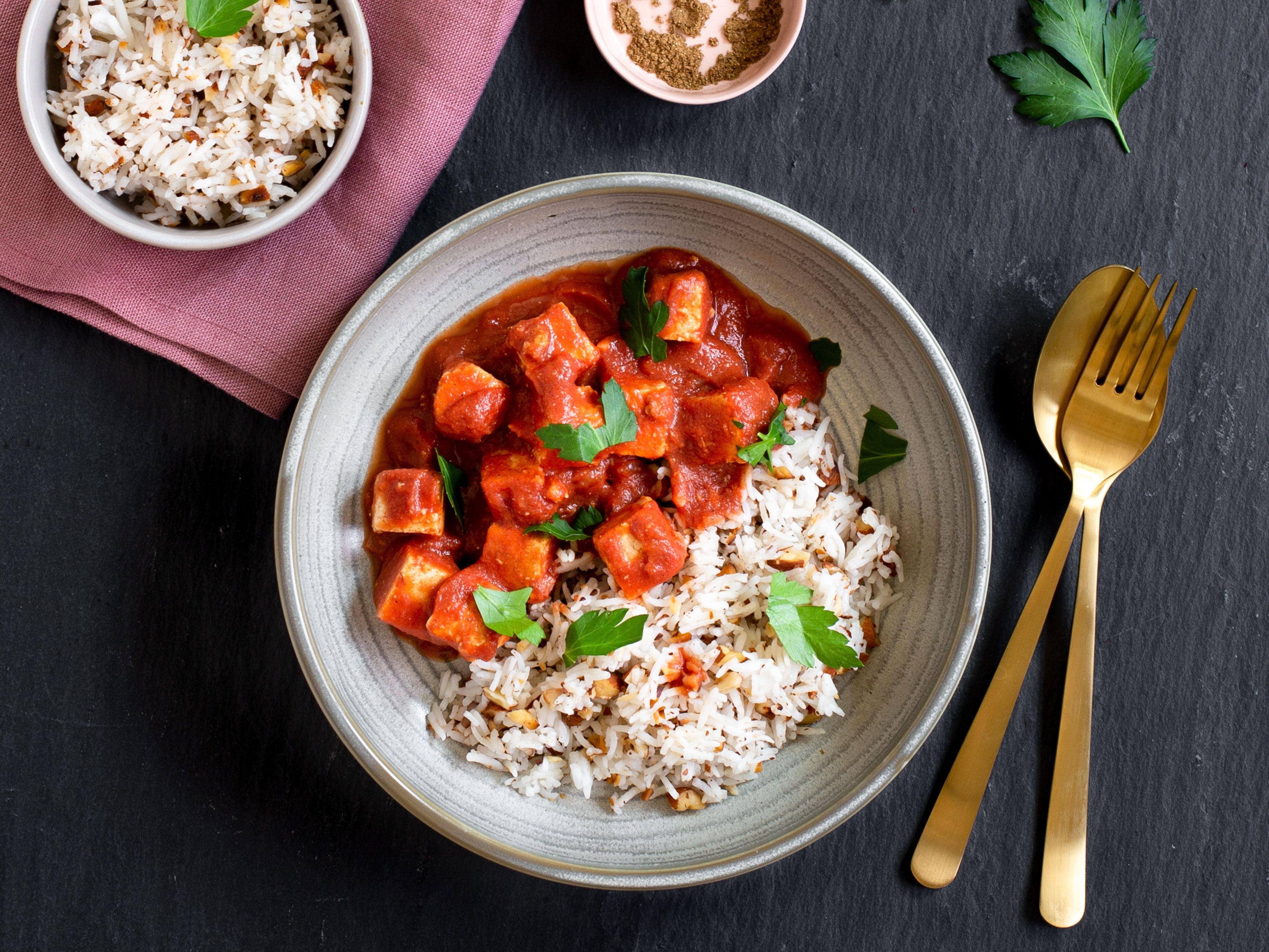 Indischer Makhani-Tofu mit Mandel-Basmati-Reis Rezept | EAT SMARTER