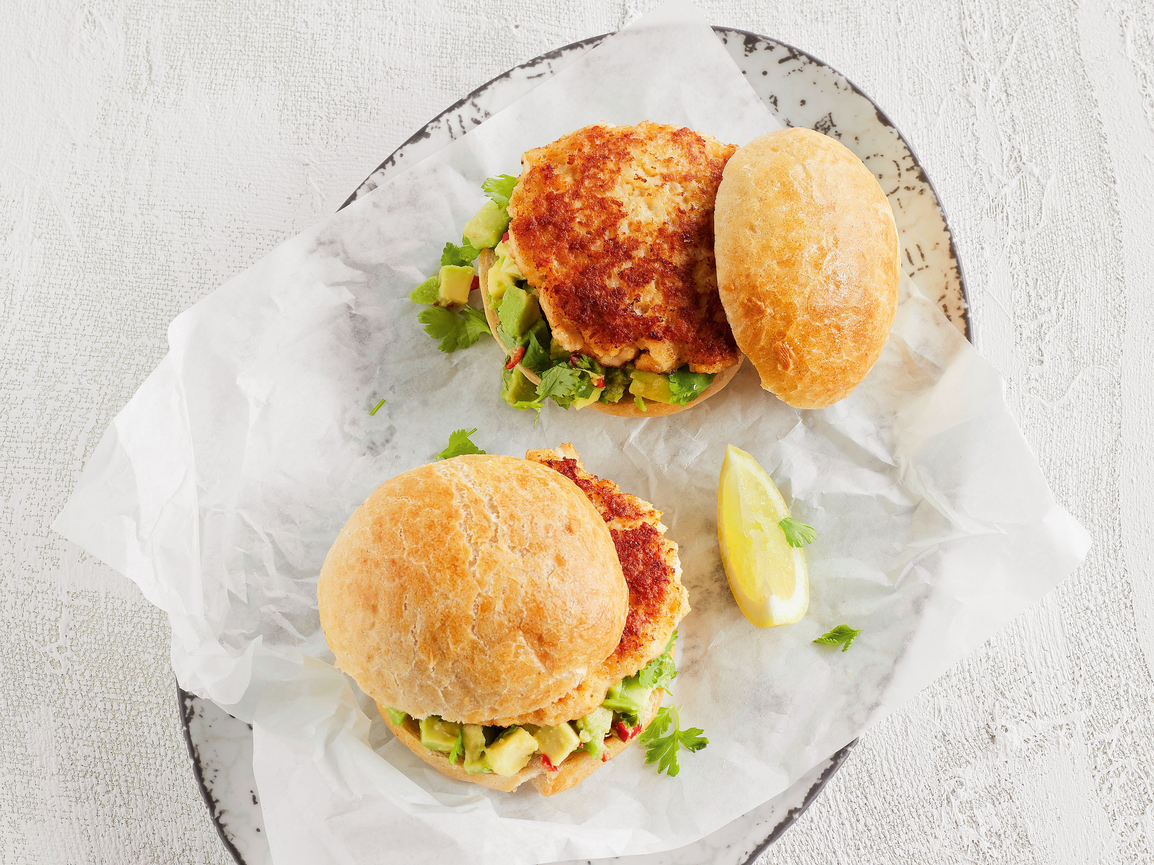 Knuspriger Scampi-Burger mit Avocado Rezept | EAT SMARTER