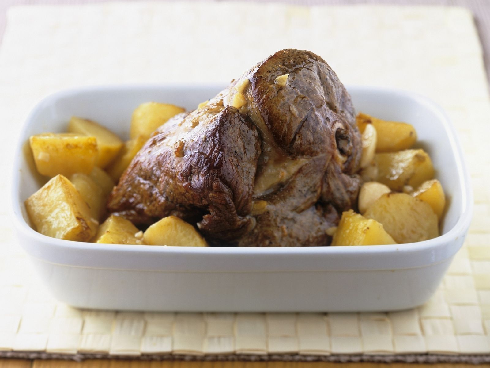 Lammbraten mit Kartoffeln Rezept | EAT SMARTER