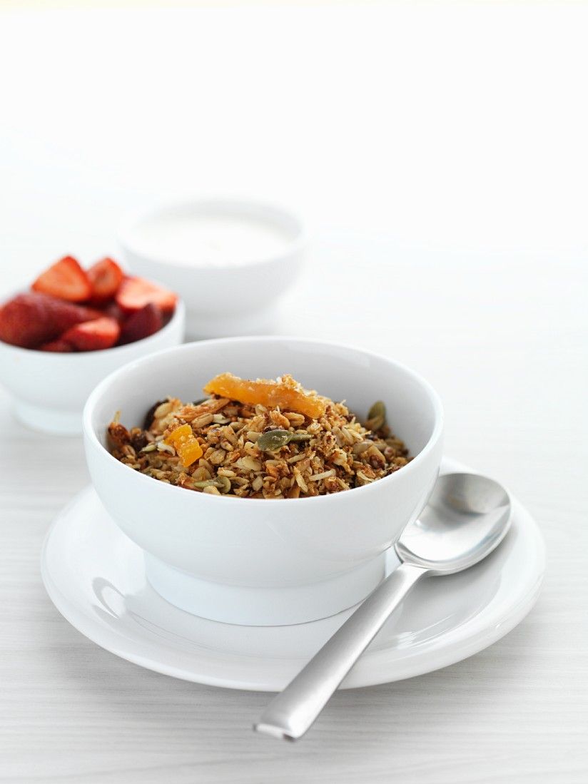 Müsli-Bowl mit Erdbeeren Rezept | EAT SMARTER