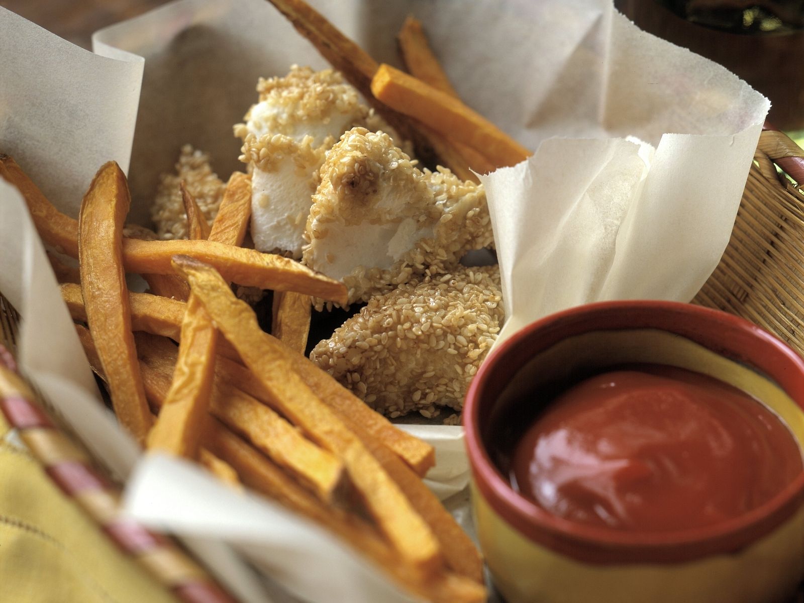 Panierter Sesam-Fisch mit Süßkartoffelpommes und Ketchup Rezept | EAT ...