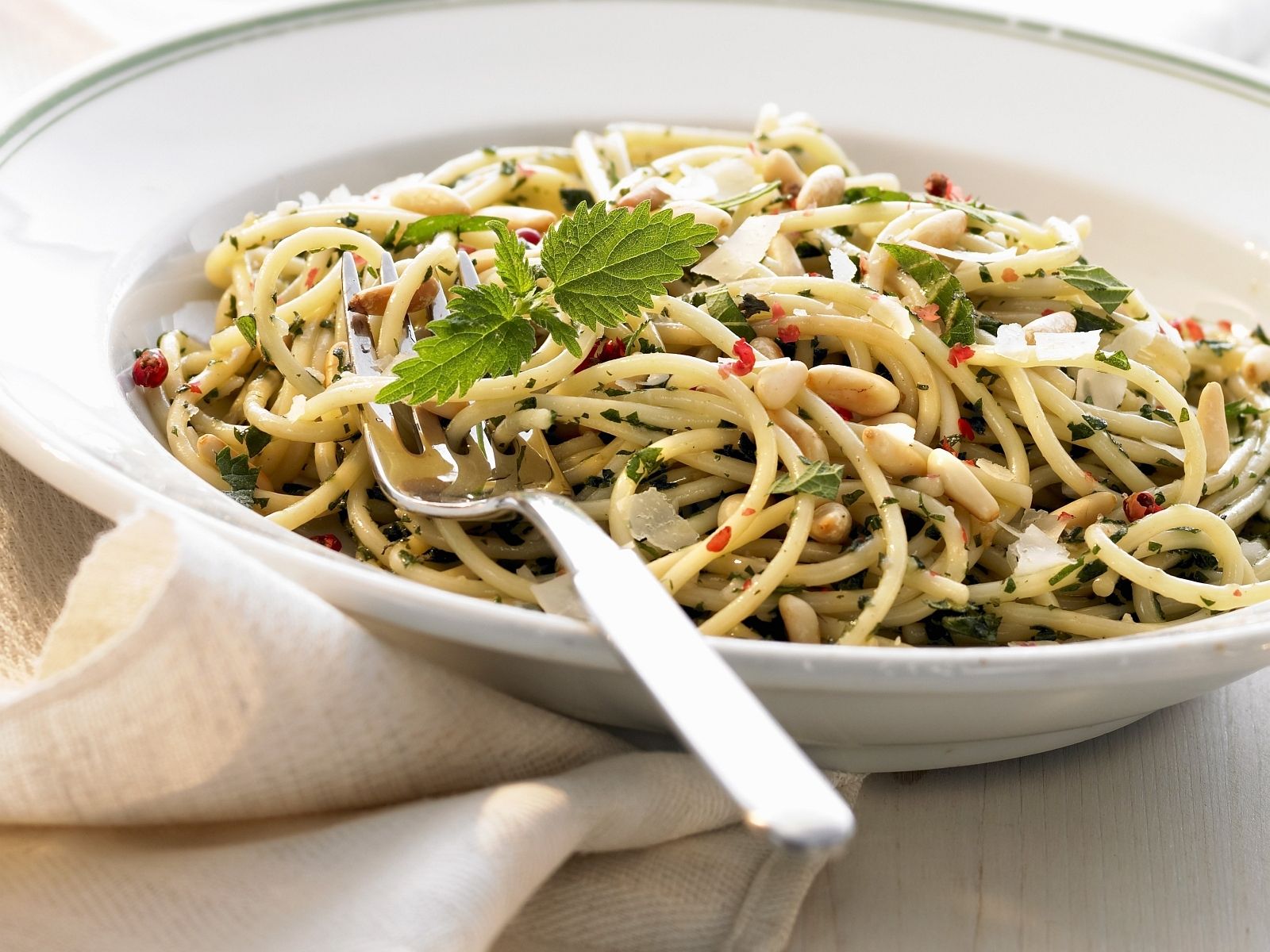 Pasta mit Brennnesseln und Pinienkernen Rezept | EAT SMARTER