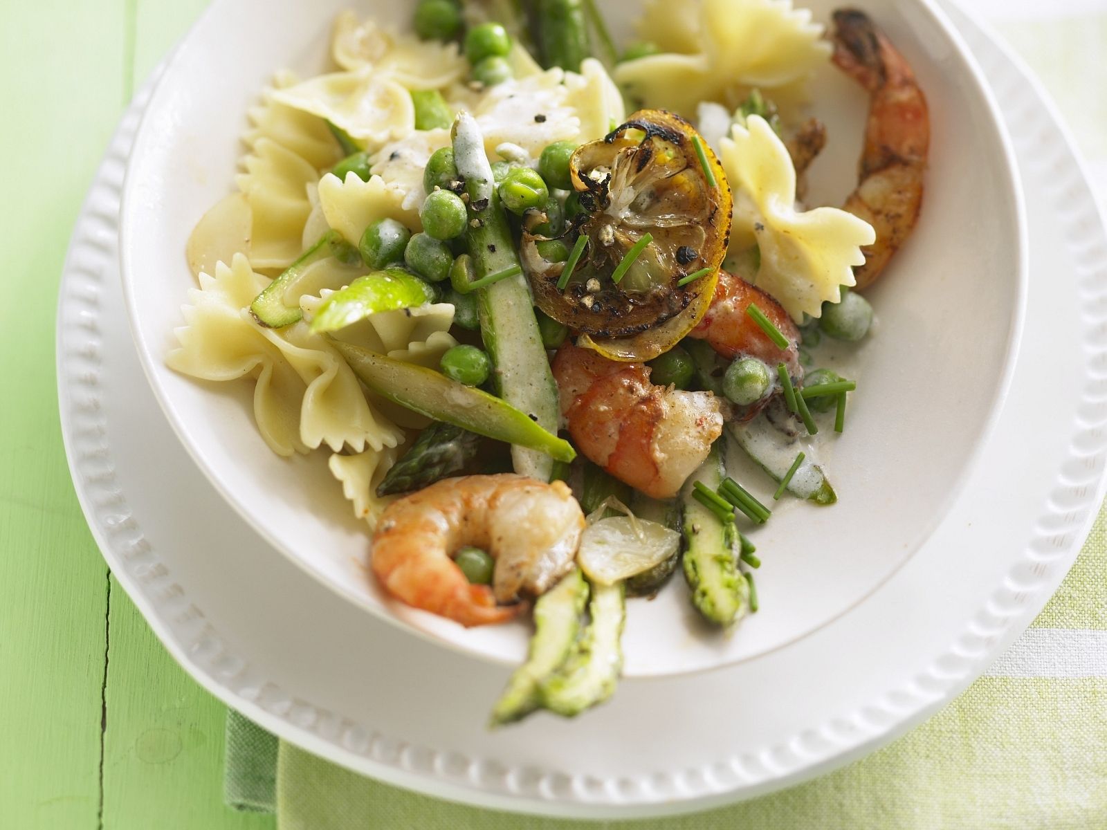 Pasta Mit Grunem Spargel Tomaten Und Garnelen