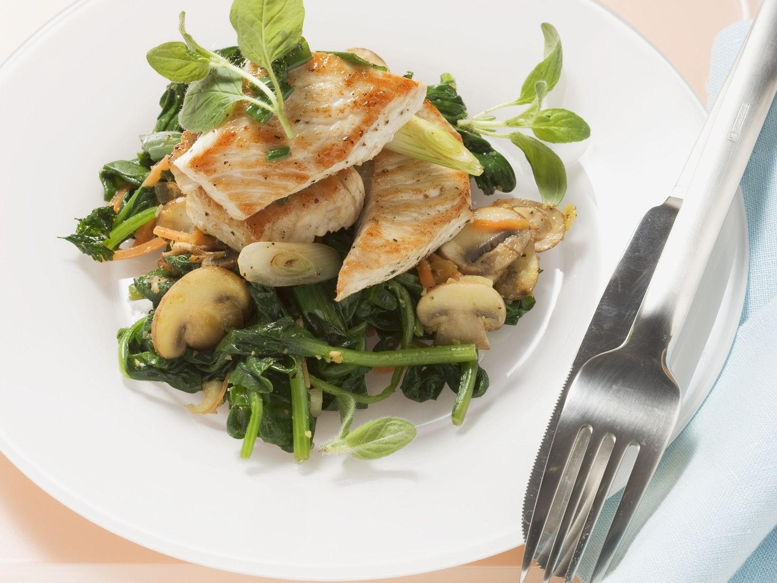 Putenschnitzel mit Spinat Rezept | EAT SMARTER