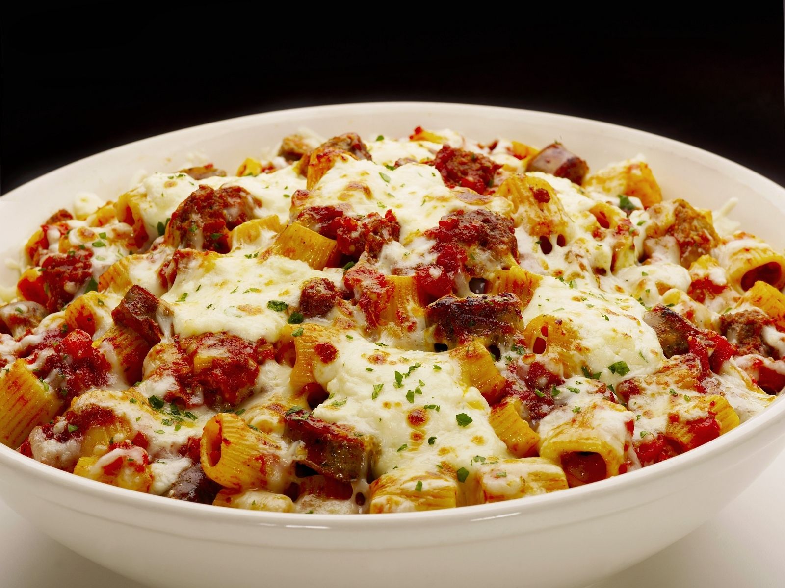 Rigatoni al forno mit Rindfleisch und Mozzarella Rezept | EAT SMARTER