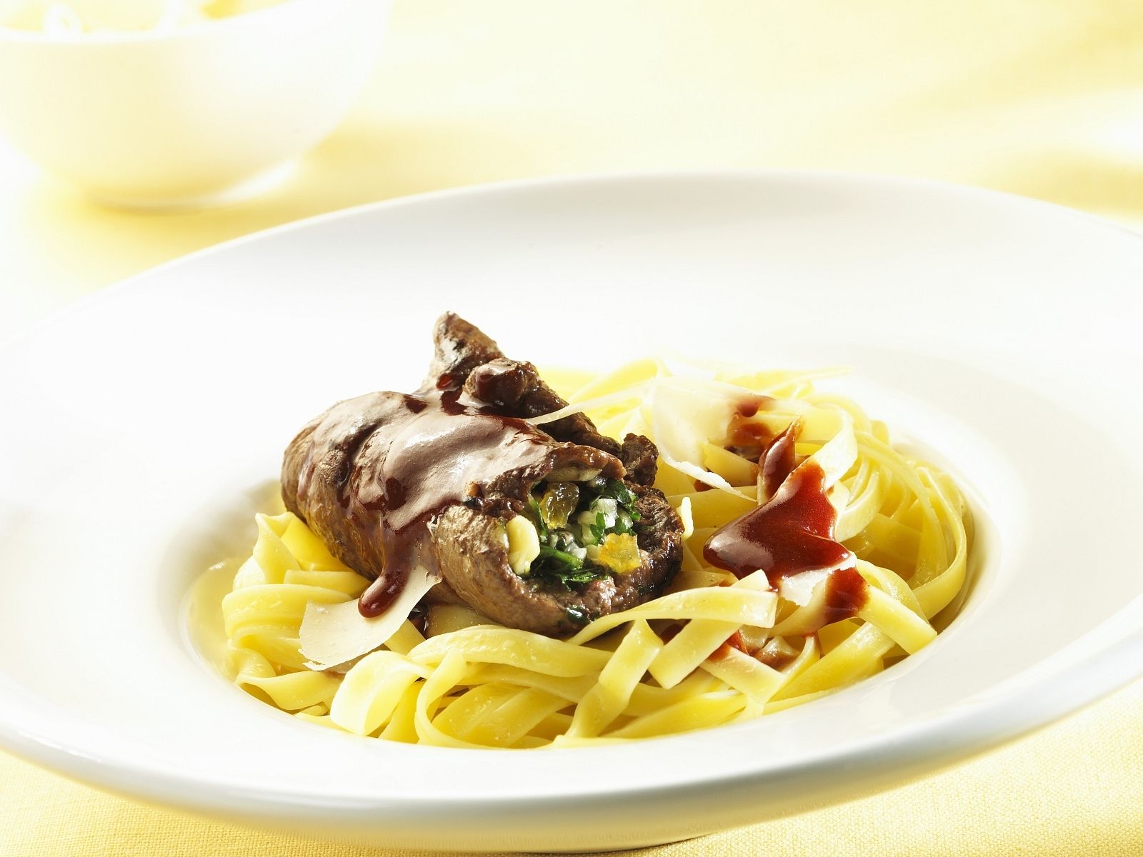 Roulade vom Rind mit Nudeln und Rotweinsoße Rezept | EAT SMARTER