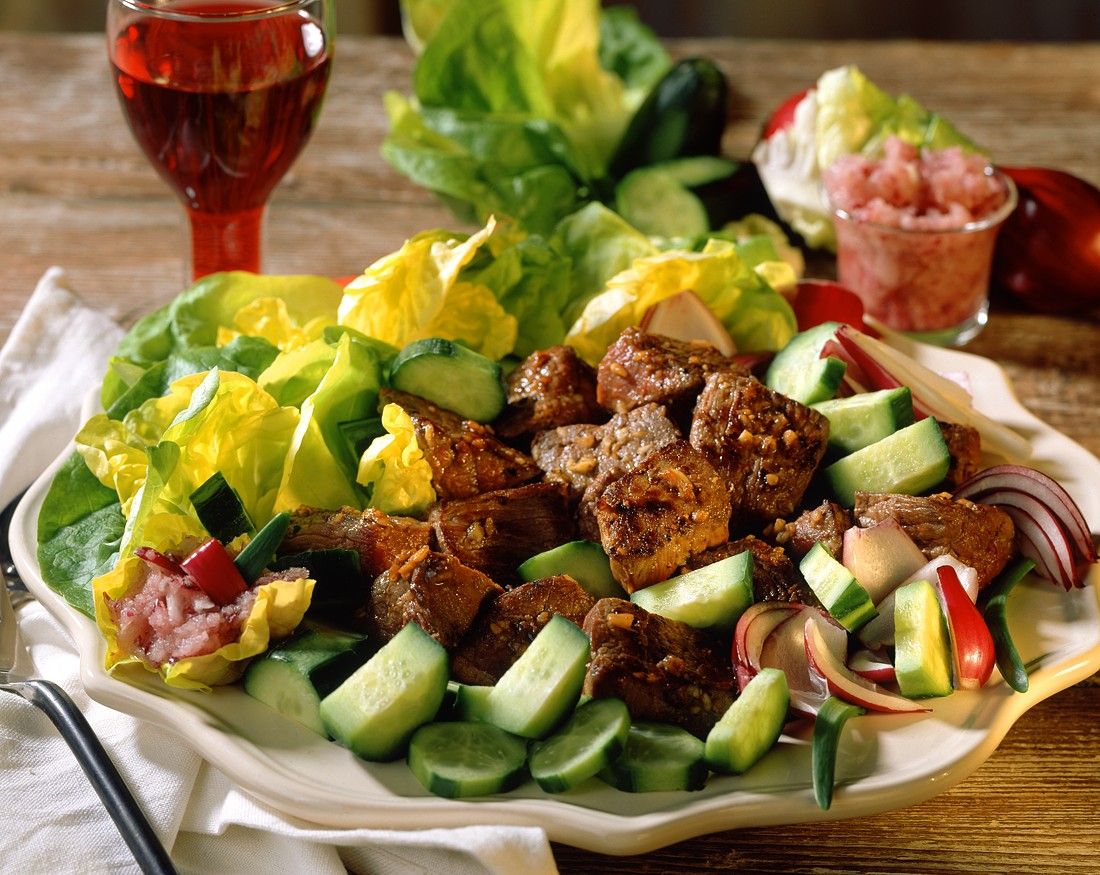 Salat mit gebratenem Rindfleisch Rezept | EAT SMARTER