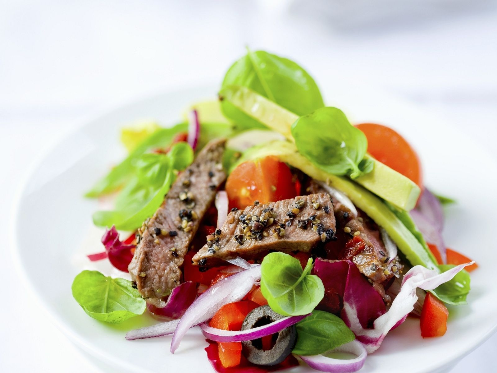 Salat mit Rinderstreifen Rezept | EAT SMARTER