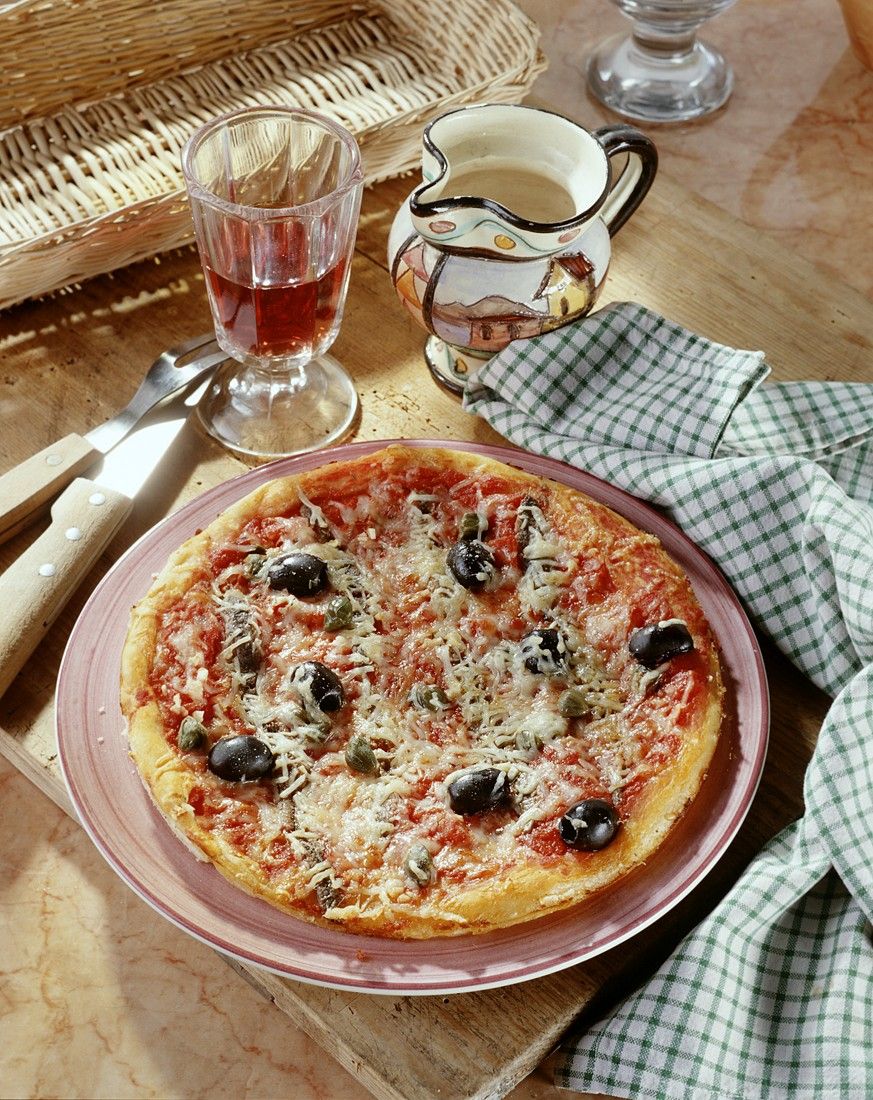 Sardellen-Pizza mit Oliven Rezept | EAT SMARTER