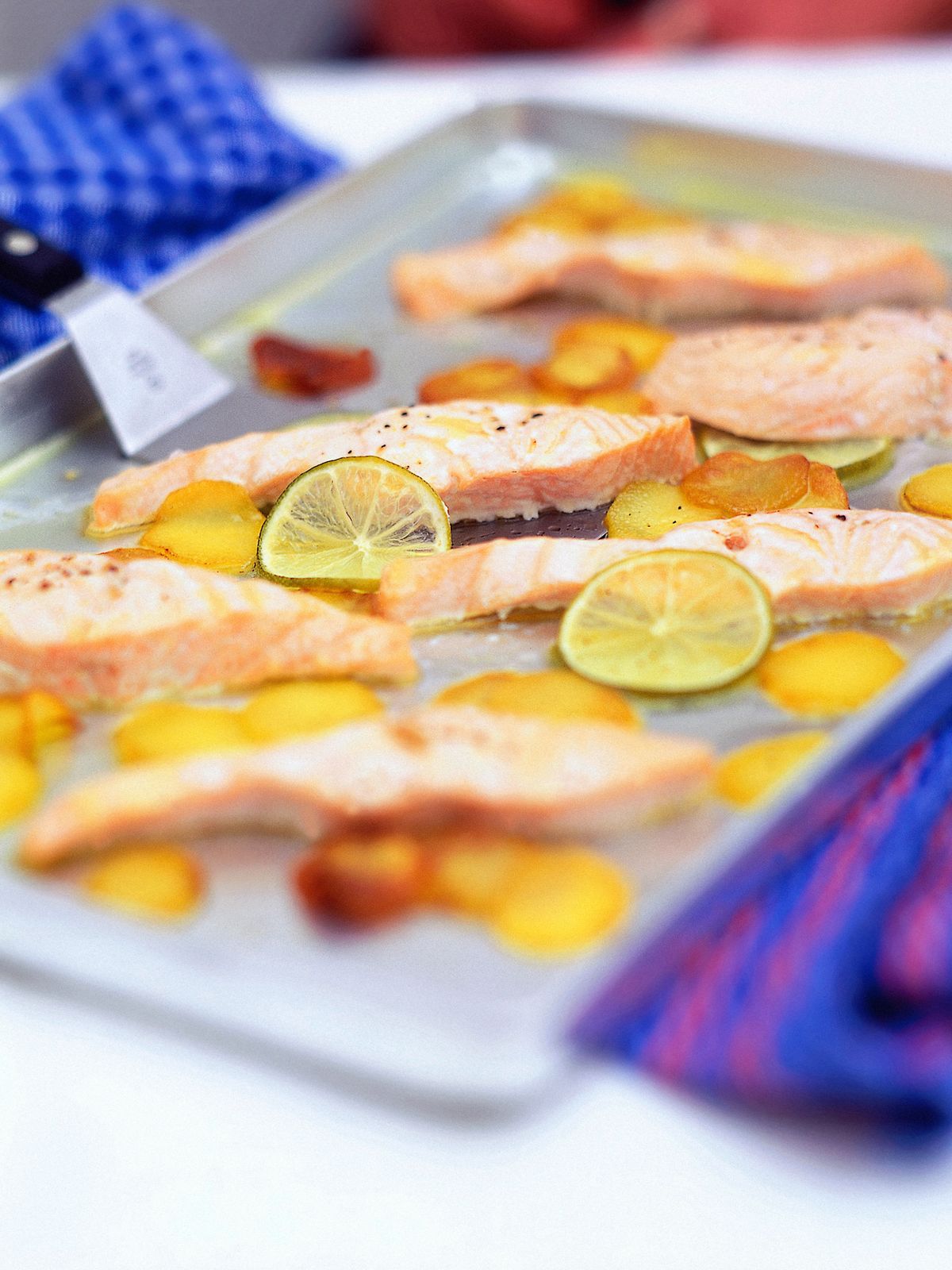 Schnelles Lachsfilet vom Blech Rezept | EAT SMARTER