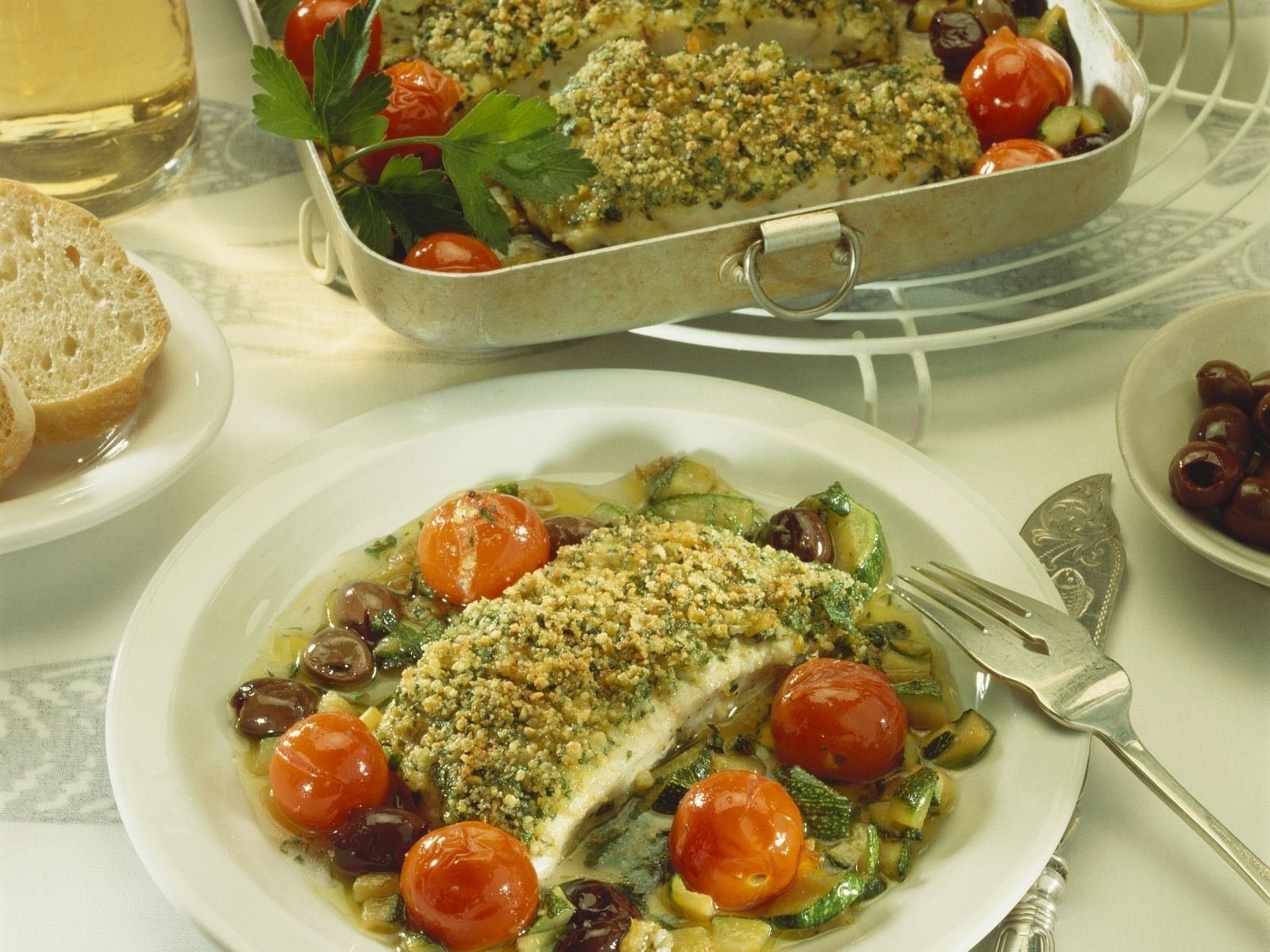 Steinbeißer mit Kräuter-Mandel-Haube Rezept | EAT SMARTER