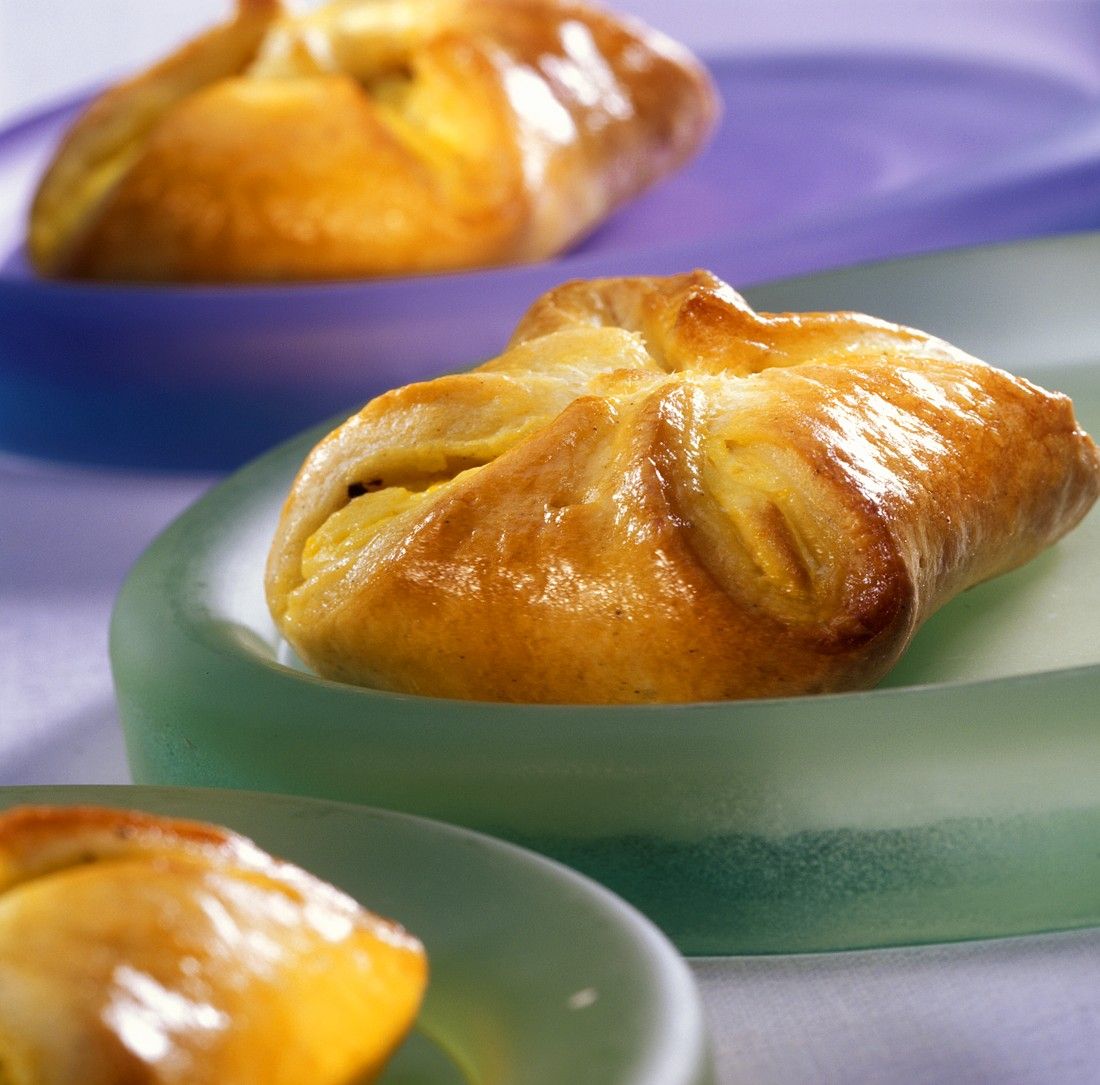 Süße Teigtaschen Rezept | EAT SMARTER