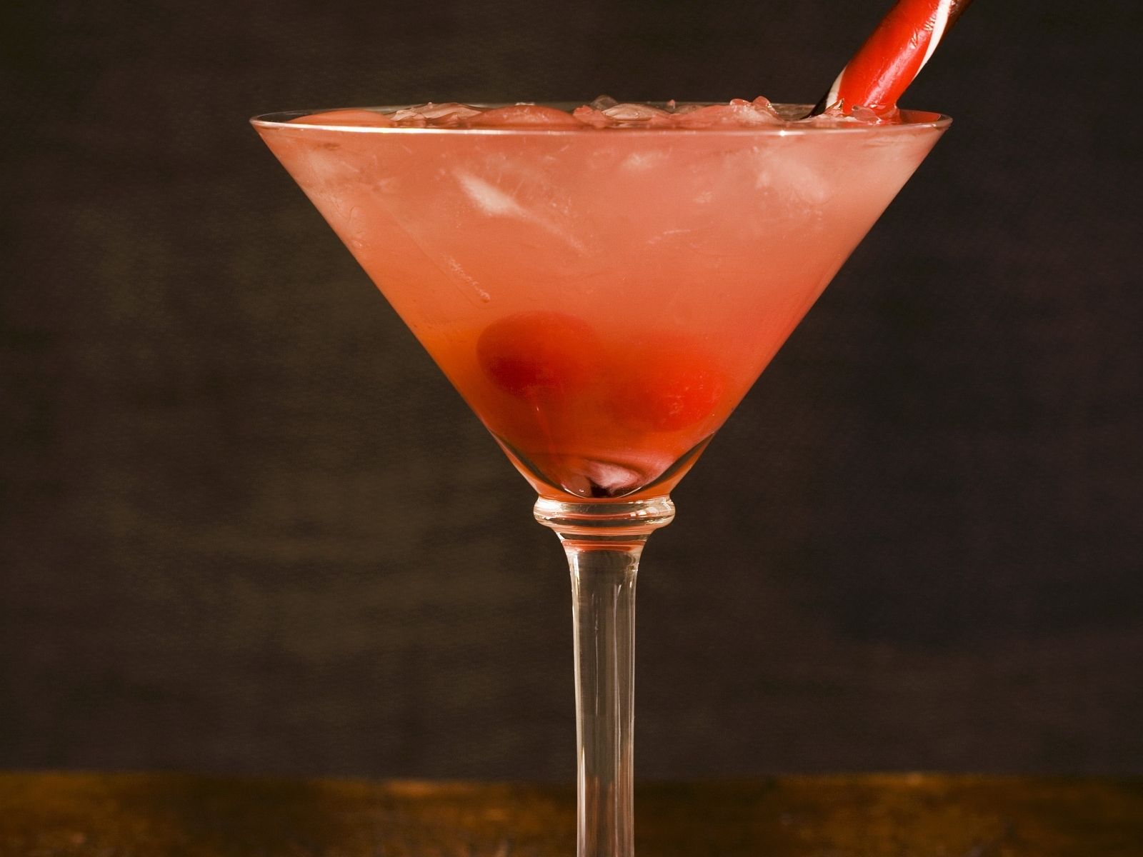 Weihnachtscocktail mit Zuckerstange Rezept | EAT SMARTER