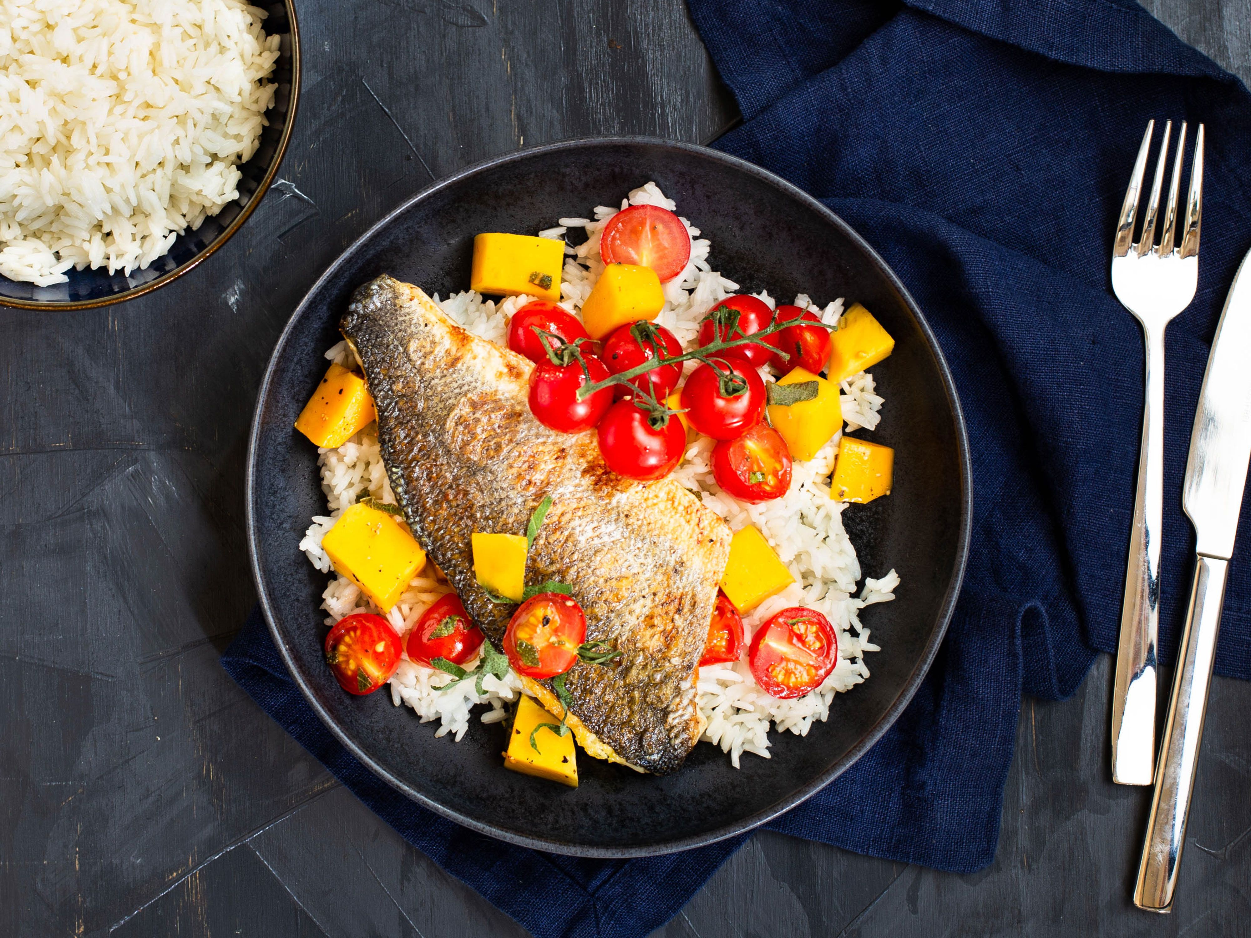 Wolfsbarsch auf Duftreis mit karamellisierten Kirschtomaten und Mango ...